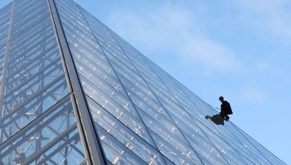 Protesta en Francia: Activistas climáticos vandalizan la pirámide del ...
